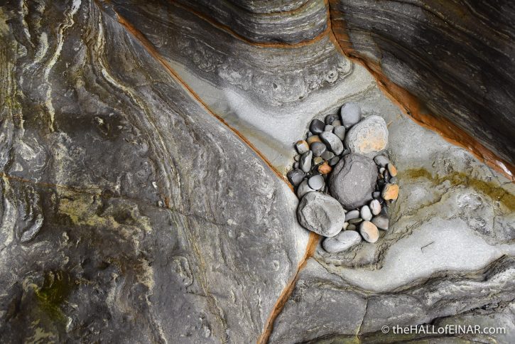Stones in deeply etched caves – David at the HALL of EINAR